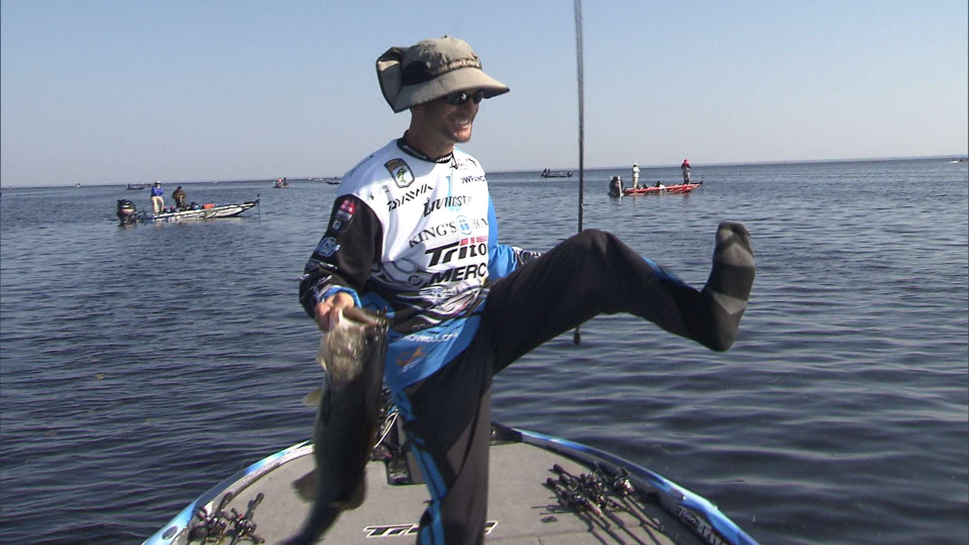 Randy Howell kicking bass - Bassmaster
