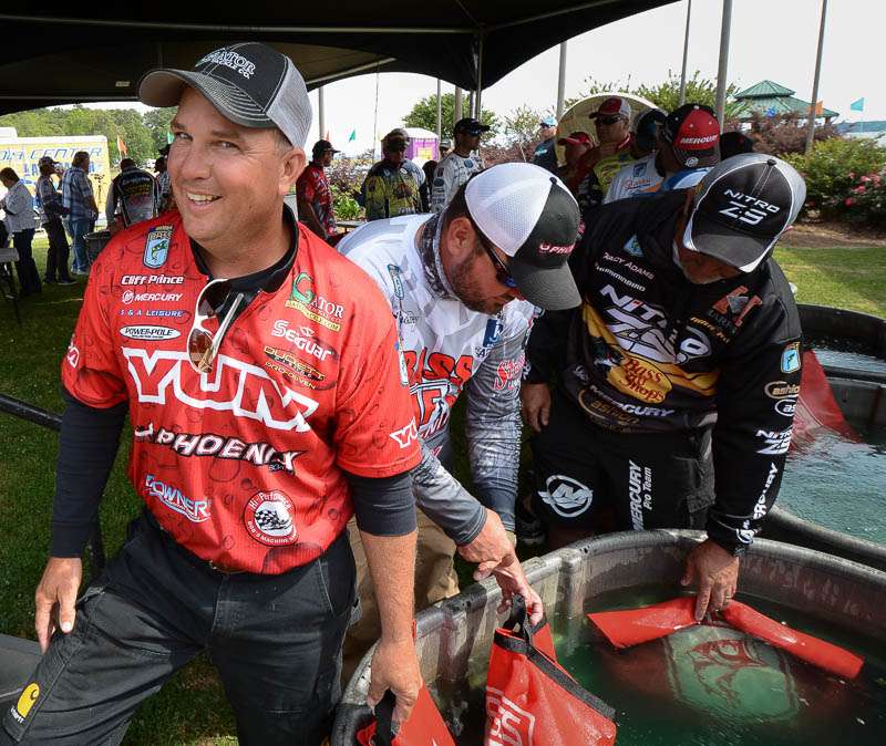 Day 1 behind the scenes - Bassmaster