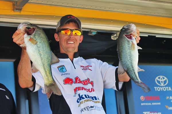 Wray wrangles wind for early lead - Bassmaster