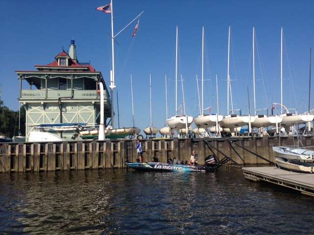 Velvick in close quarters - Bassmaster