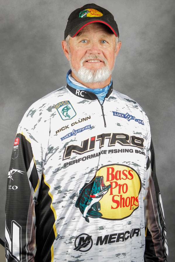 The Elite pros strike a pose - Bassmaster