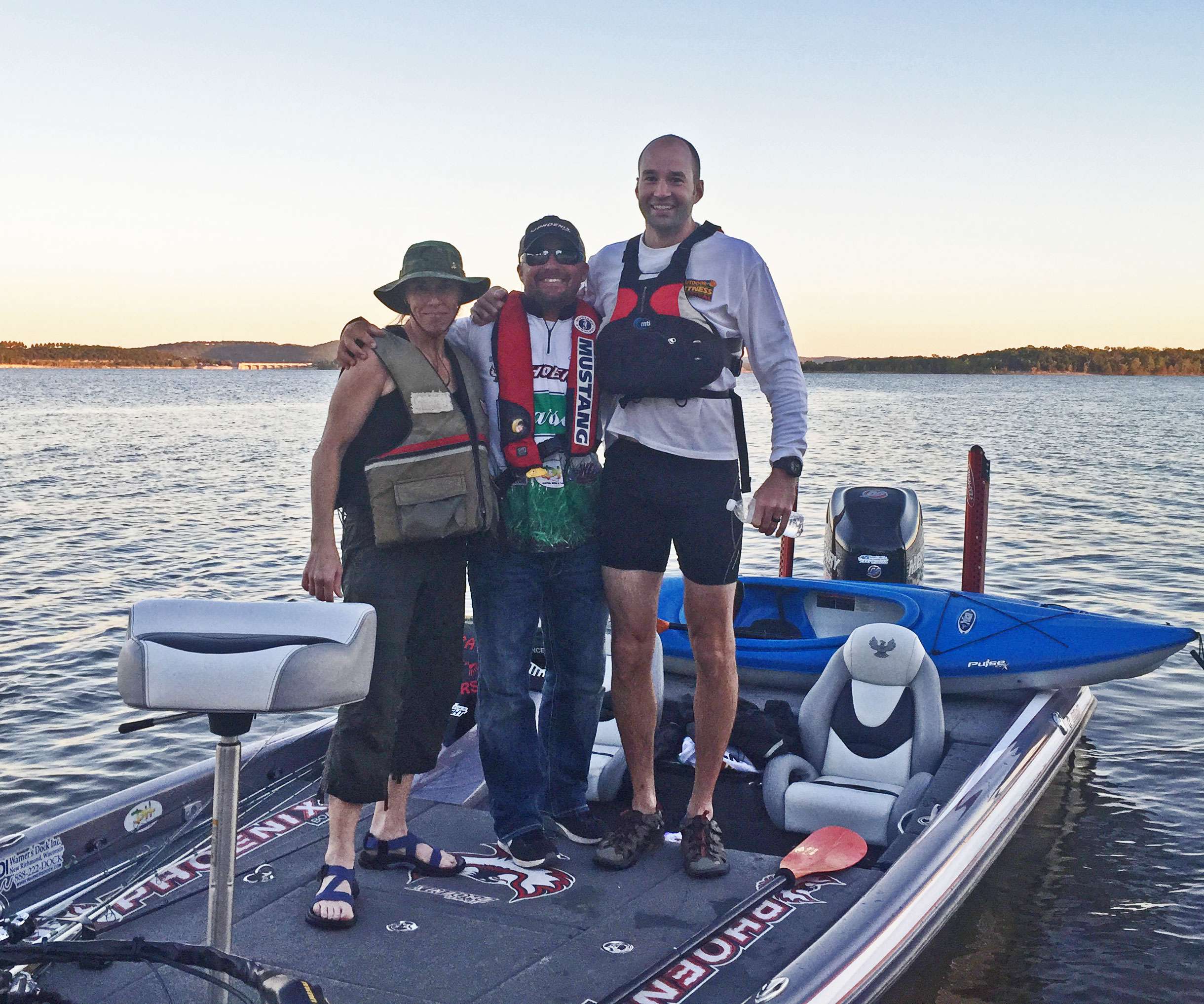 Opens pro rescues distance swimmer - Bassmaster