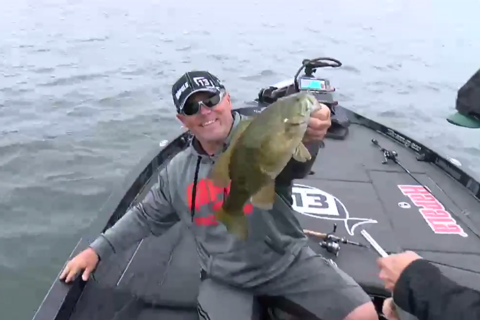 LIVE: Dave Lefebre breaks the ice in Bracket - Bassmaster