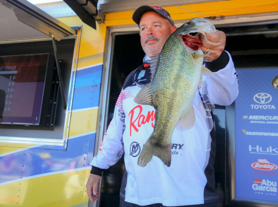 Open: Day 2 weigh-in - Bassmaster