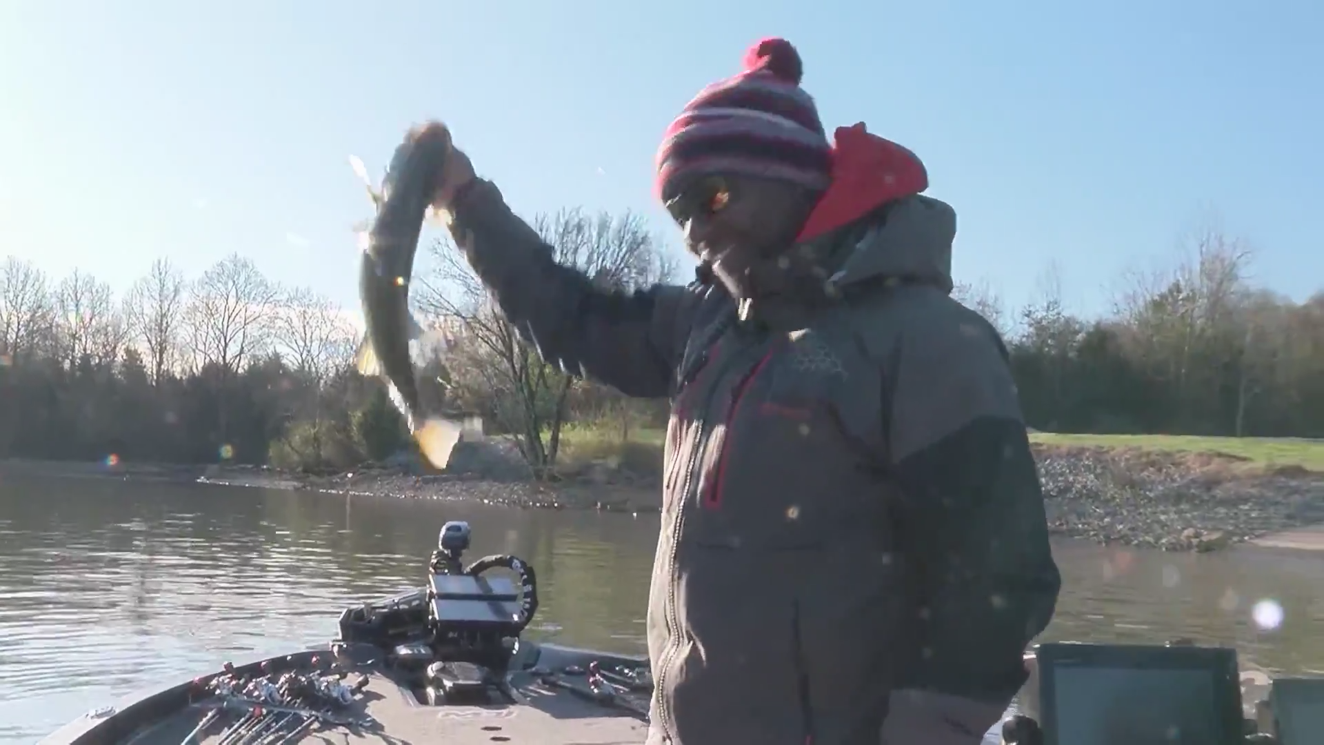 LIVE: Mark Daniels Jr's early big one - Bassmaster