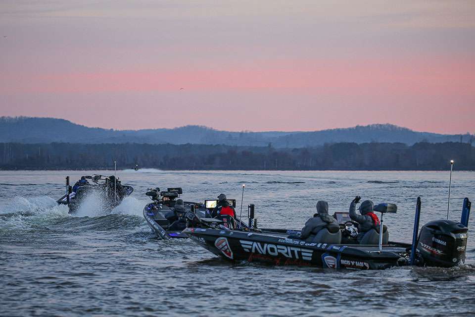 Classic: Championship Sunday begins - Bassmaster