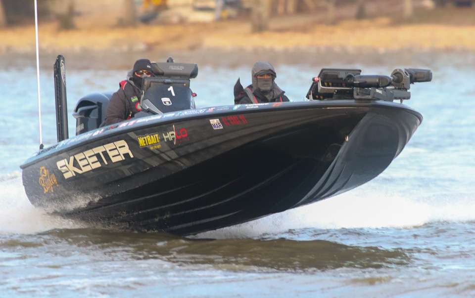 Runnin' and gunnin' into Day 1 - Bassmaster