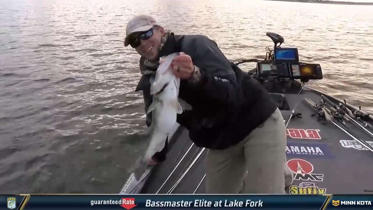 LIVE: Walters breaks rod with massive 2nd keeper - Bassmaster