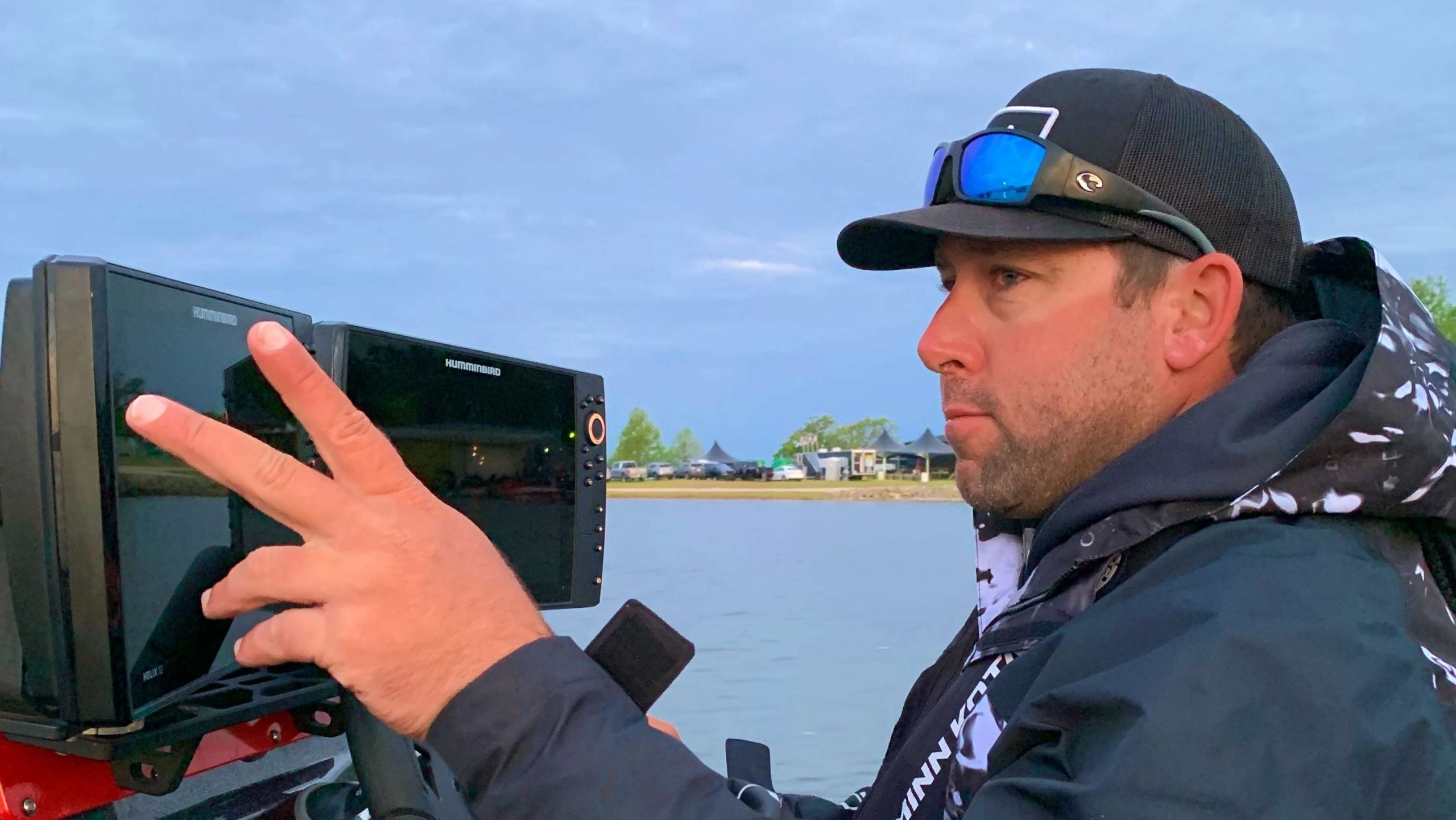 Livesay going barefoot - Bassmaster