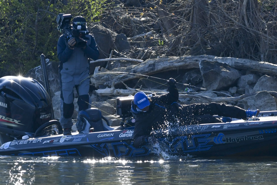 Aoki goes all in on Championship Sunday - Bassmaster