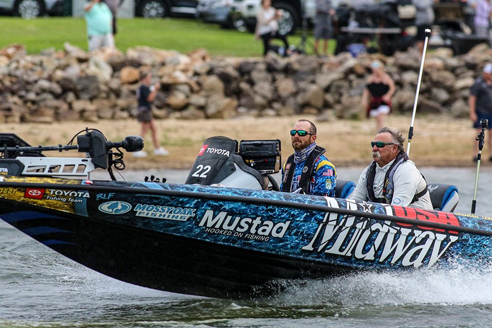 Lester fishing shallow early - Bassmaster