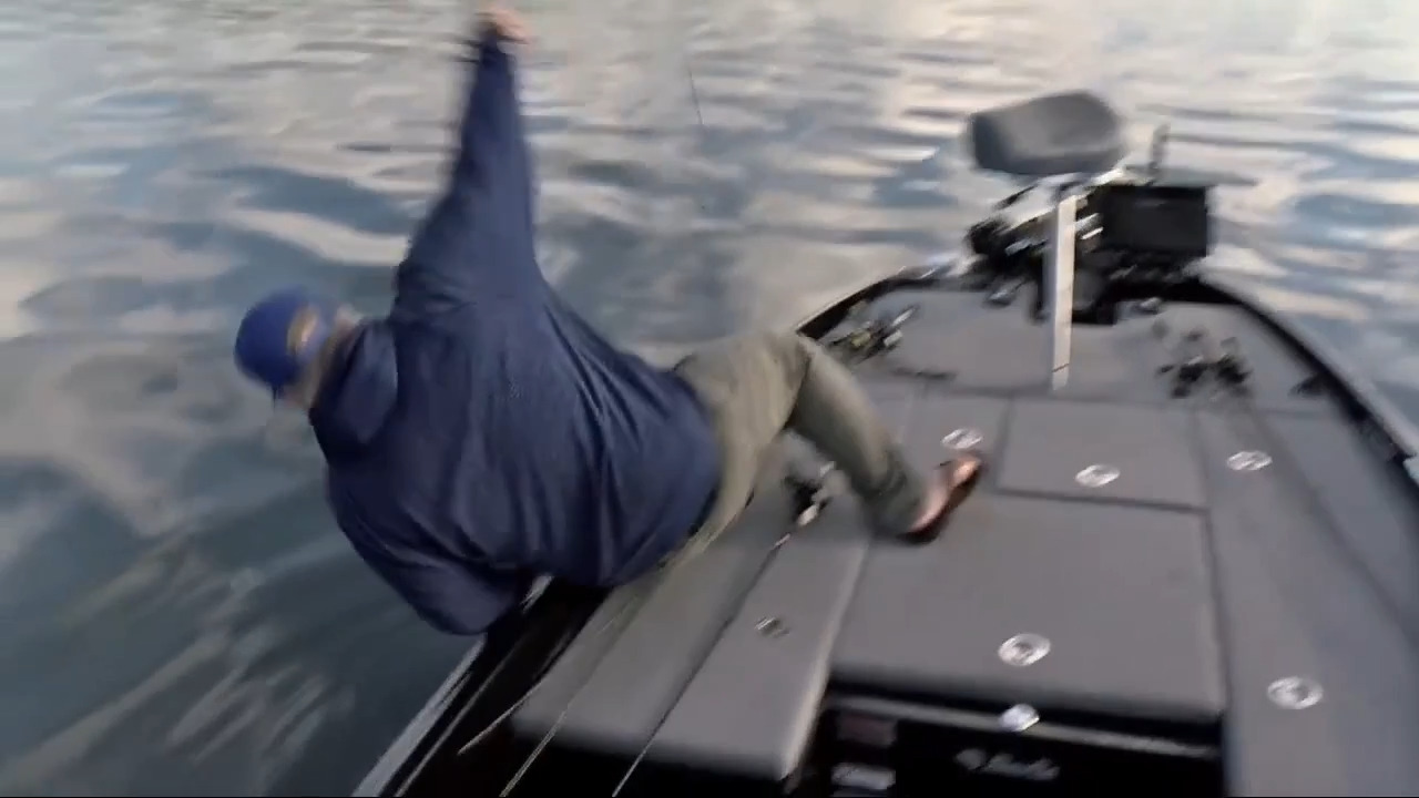 Open: Gluszek goes for a swim - Bassmaster