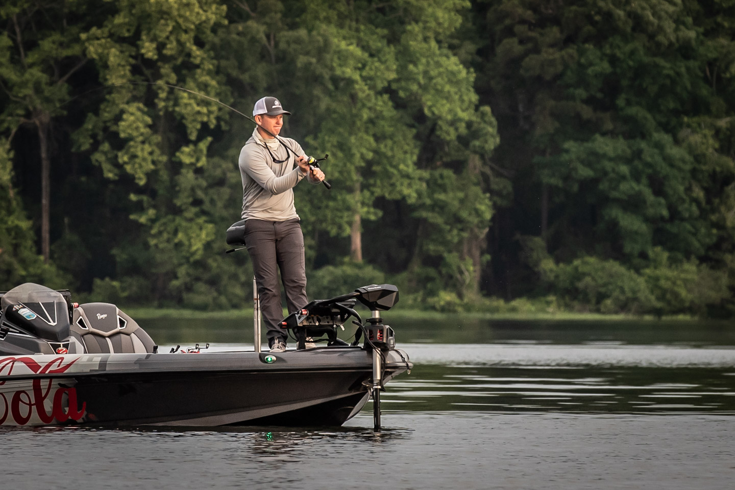Elite action on Lay Lake - Bassmaster