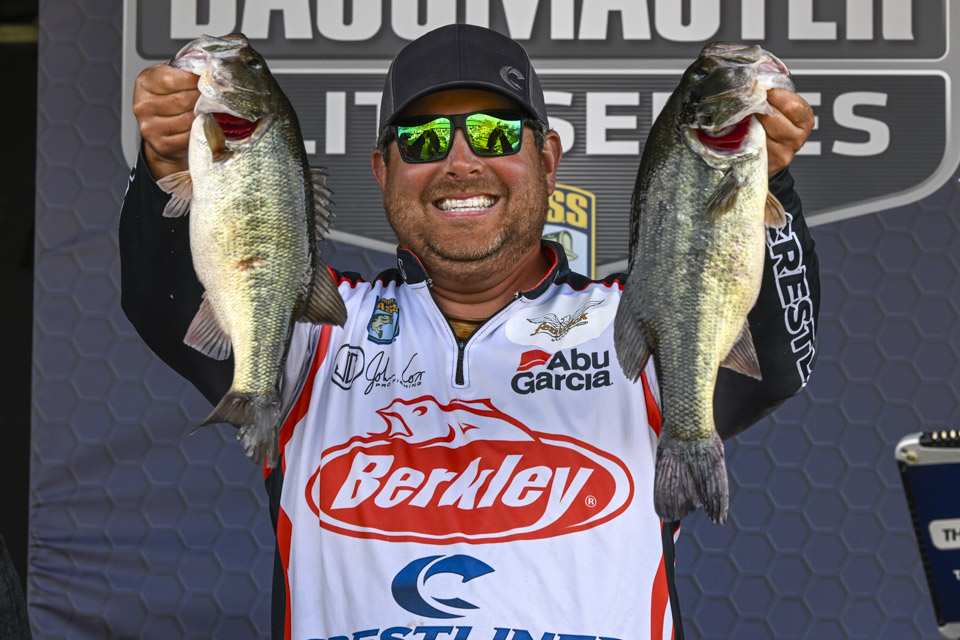 Cox 'invents' new lure on Day 1 - Bassmaster