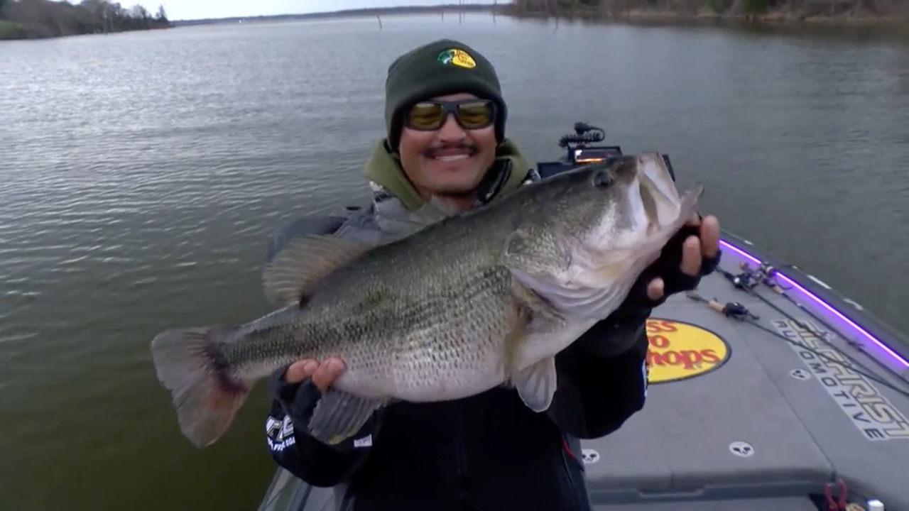 Zaldain secures a massive 8-pound bass - Bassmaster