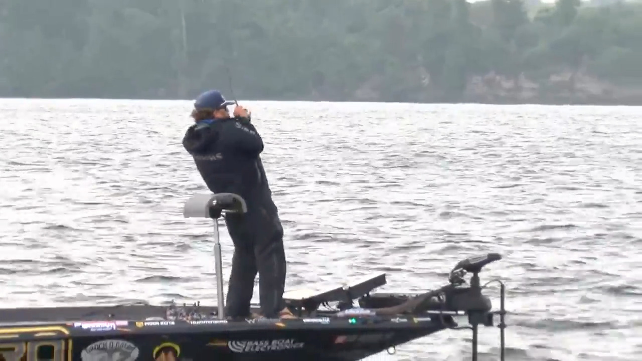 Day 3 leader Robert Gee getting started - Bassmaster