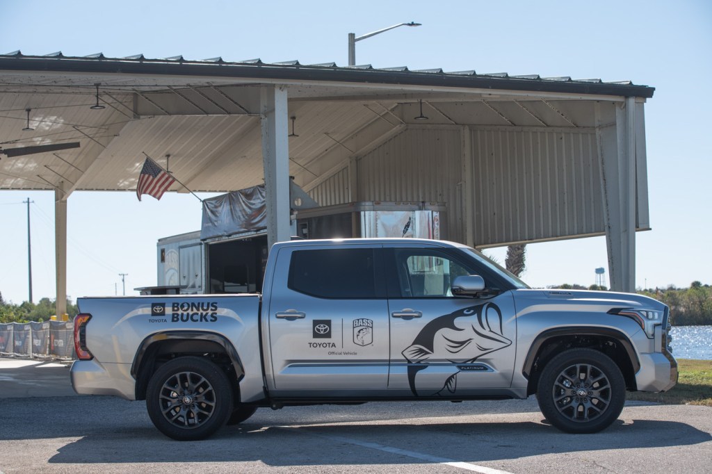 College: Registration at Okeechobee - Bassmaster